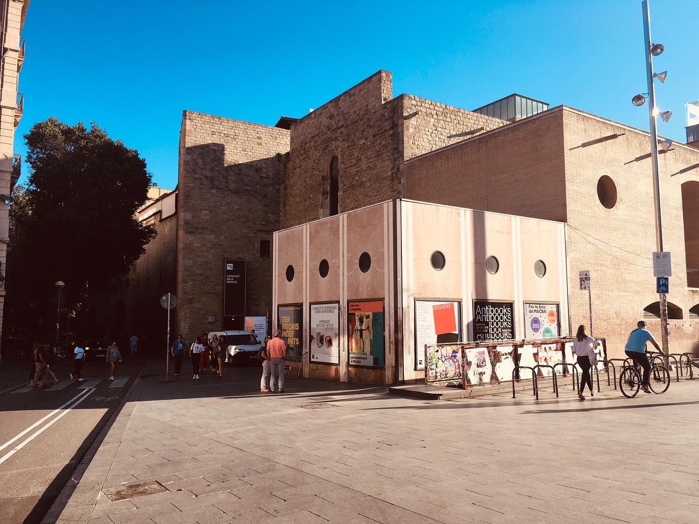 Graffiti artist INSA spot (and paints) the dots! - Spot The Dot